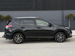 Black Toyota RAV4 2018 in Siauliai, with an engine capacity of 2.49 L and mileage of 152 thousand km for 18350 €, photo 9 on AUTOMOTO.COM.LV