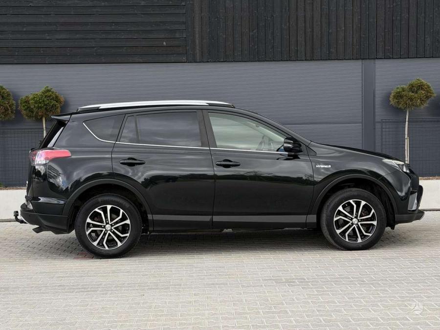 Black Toyota RAV4 2018 in Siauliai, with an engine capacity of 2.49 L and mileage of 152 thousand km for 18350 €, photo 9 on AUTOMOTO.COM.LV