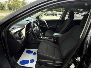 Black Toyota RAV4 2018 in Siauliai, with an engine capacity of 2.49 L and mileage of 152 thousand km for 18350 €, photo 11 on AUTOMOTO.COM.LV