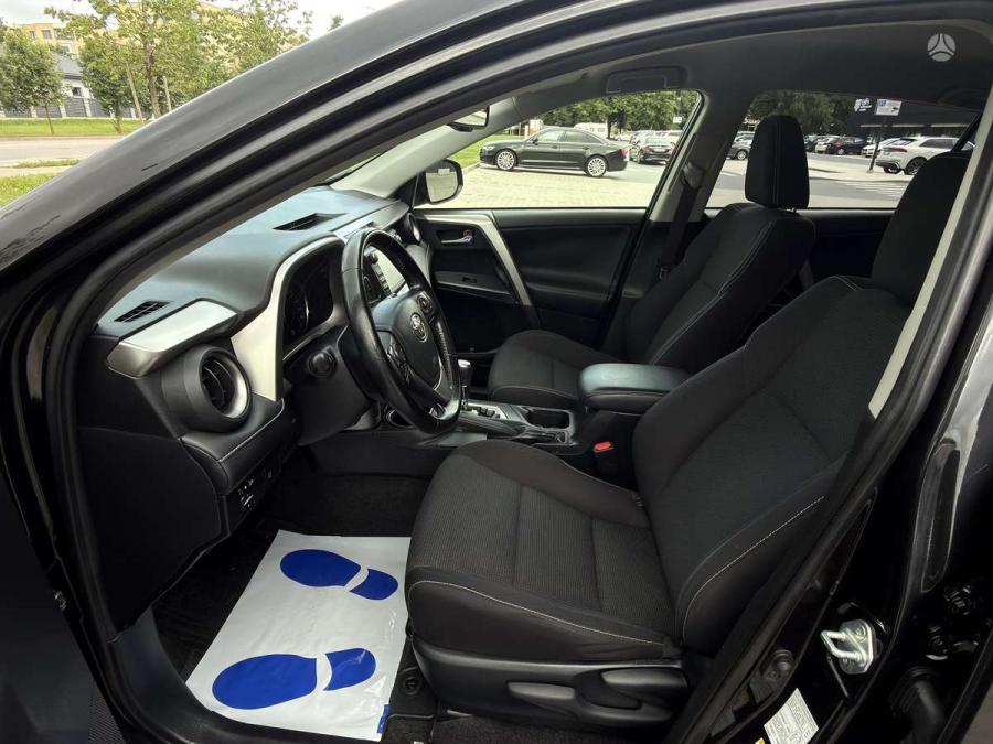 Black Toyota RAV4 2018 in Siauliai, with an engine capacity of 2.49 L and mileage of 152 thousand km for 18350 €, photo 11 on AUTOMOTO.COM.LV