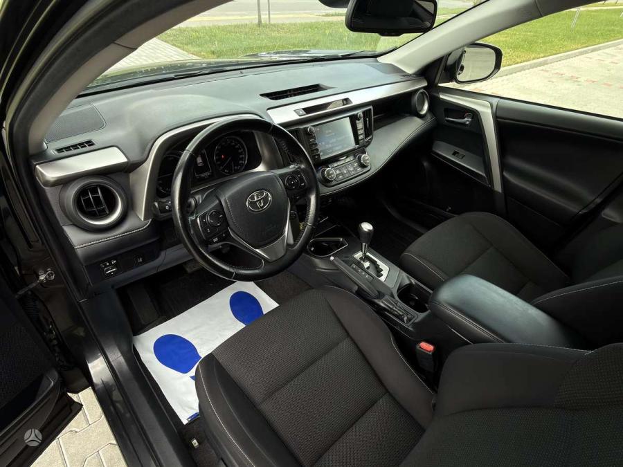 Black Toyota RAV4 2018 in Siauliai, with an engine capacity of 2.49 L and mileage of 152 thousand km for 18350 €, photo 12 on AUTOMOTO.COM.LV