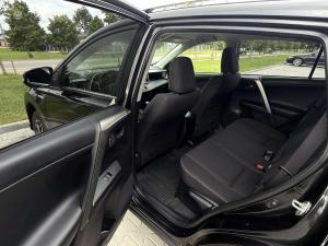 Black Toyota RAV4 2018 in Siauliai, with an engine capacity of 2.49 L and mileage of 152 thousand km for 18350 €, photo 13 on AUTOMOTO.COM.LV
