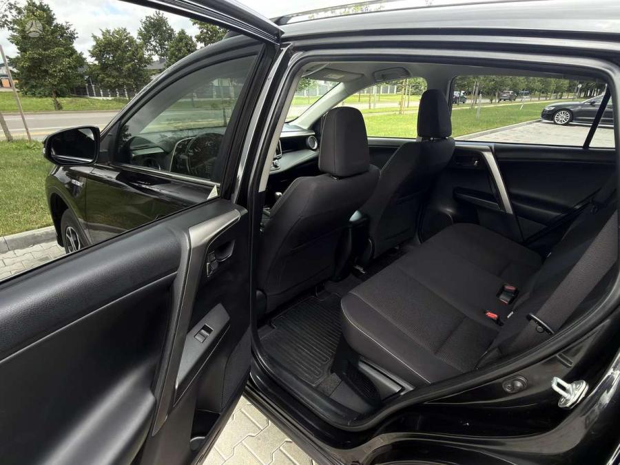 Black Toyota RAV4 2018 in Siauliai, with an engine capacity of 2.49 L and mileage of 152 thousand km for 18350 €, photo 13 on AUTOMOTO.COM.LV
