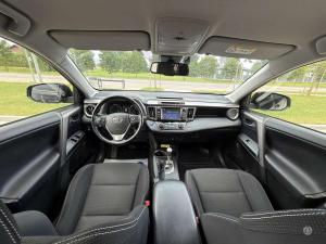 Black Toyota RAV4 2018 in Siauliai, with an engine capacity of 2.49 L and mileage of 152 thousand km for 18350 €, photo 15 on AUTOMOTO.COM.LV