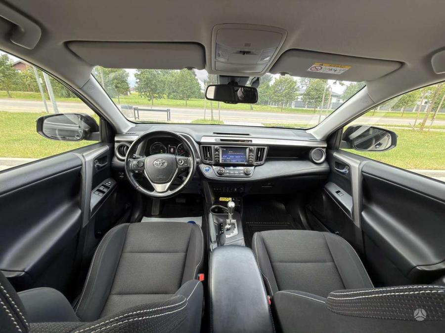 Black Toyota RAV4 2018 in Siauliai, with an engine capacity of 2.49 L and mileage of 152 thousand km for 18350 €, photo 15 on AUTOMOTO.COM.LV