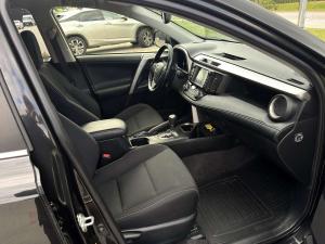 Black Toyota RAV4 2018 in Siauliai, with an engine capacity of 2.49 L and mileage of 152 thousand km for 18350 €, photo 18 on AUTOMOTO.COM.LV