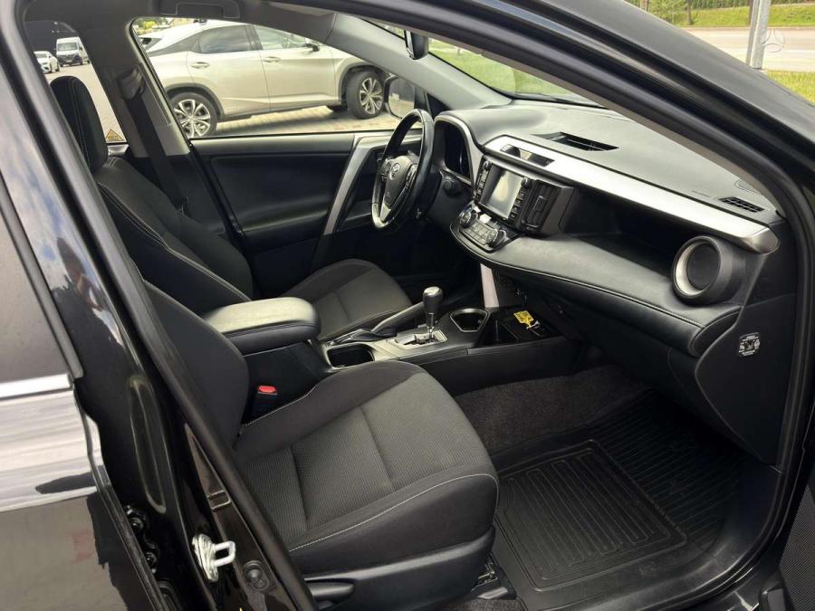 Black Toyota RAV4 2018 in Siauliai, with an engine capacity of 2.49 L and mileage of 152 thousand km for 18350 €, photo 18 on AUTOMOTO.COM.LV
