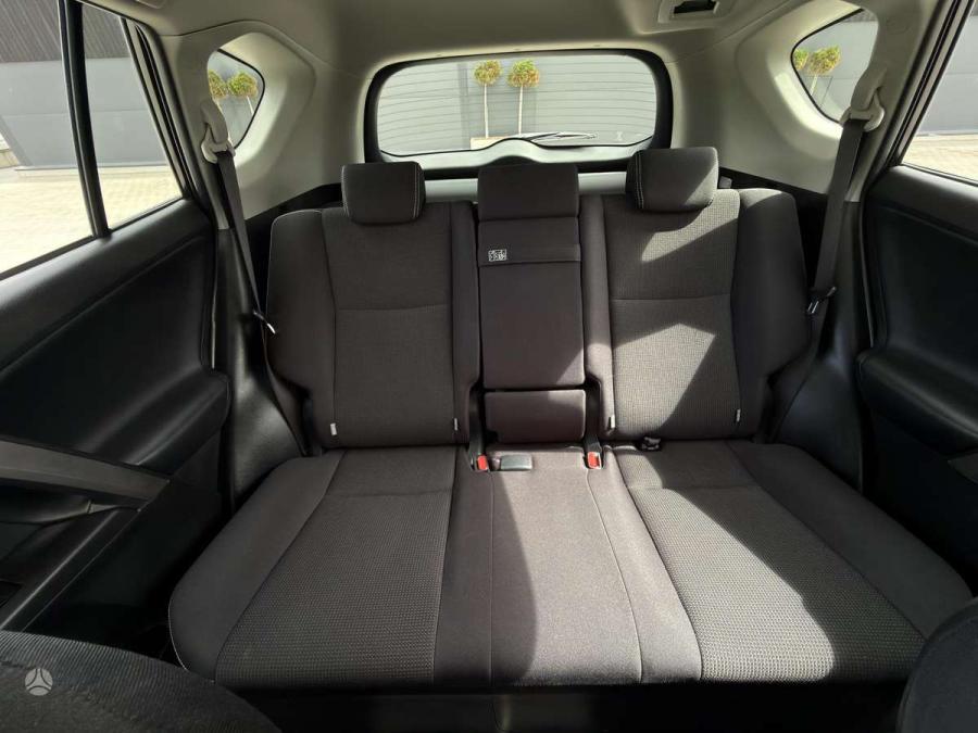 Black Toyota RAV4 2018 in Siauliai, with an engine capacity of 2.49 L and mileage of 152 thousand km for 18350 €, photo 20 on AUTOMOTO.COM.LV