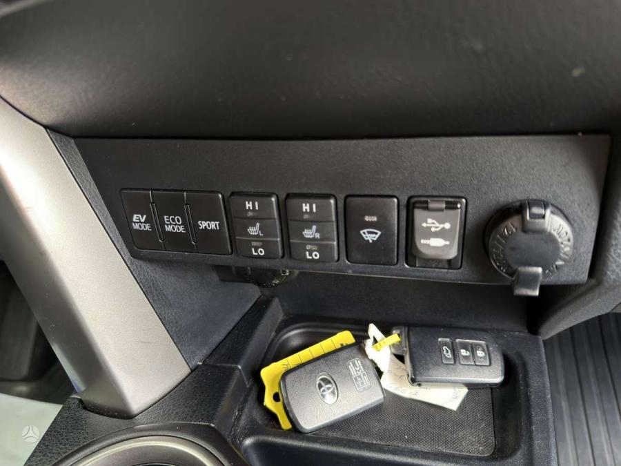 Black Toyota RAV4 2018 in Siauliai, with an engine capacity of 2.49 L and mileage of 152 thousand km for 18350 €, photo 21 on AUTOMOTO.COM.LV