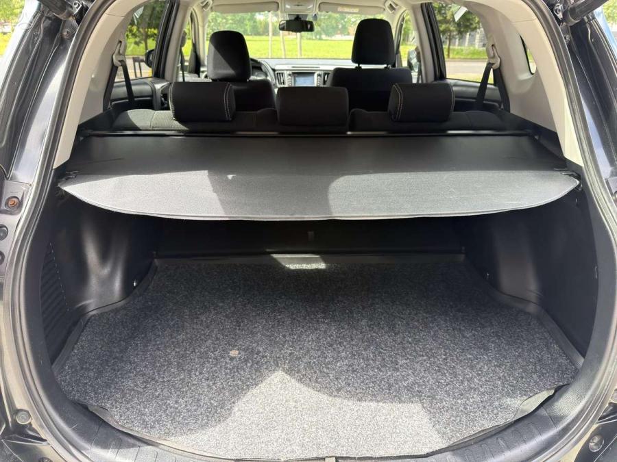 Black Toyota RAV4 2018 in Siauliai, with an engine capacity of 2.49 L and mileage of 152 thousand km for 18350 €, photo 26 on AUTOMOTO.COM.LV