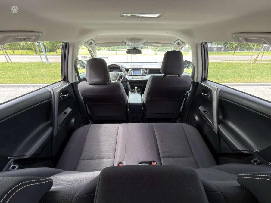 Black Toyota RAV4 2018 in Siauliai, with an engine capacity of 2.49 L and mileage of 152 thousand km for 18350 €, photo 28 on AUTOMOTO.COM.LV
