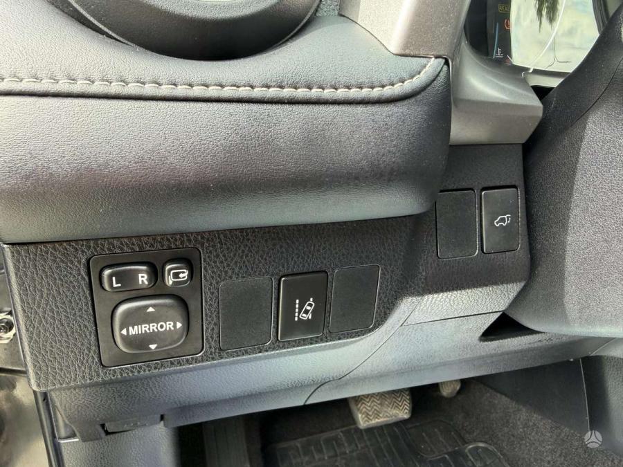 Black Toyota RAV4 2018 in Siauliai, with an engine capacity of 2.49 L and mileage of 152 thousand km for 18350 €, photo 29 on AUTOMOTO.COM.LV