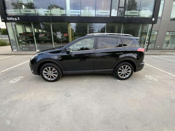 Melns Toyota RAV4 2018 Viļņa, ar dzinēja tilpumu 2.49 L un nobraukumu 132 tūkst. km par 19350 €, foto 2 vietnē AUTOMOTO.COM.LV