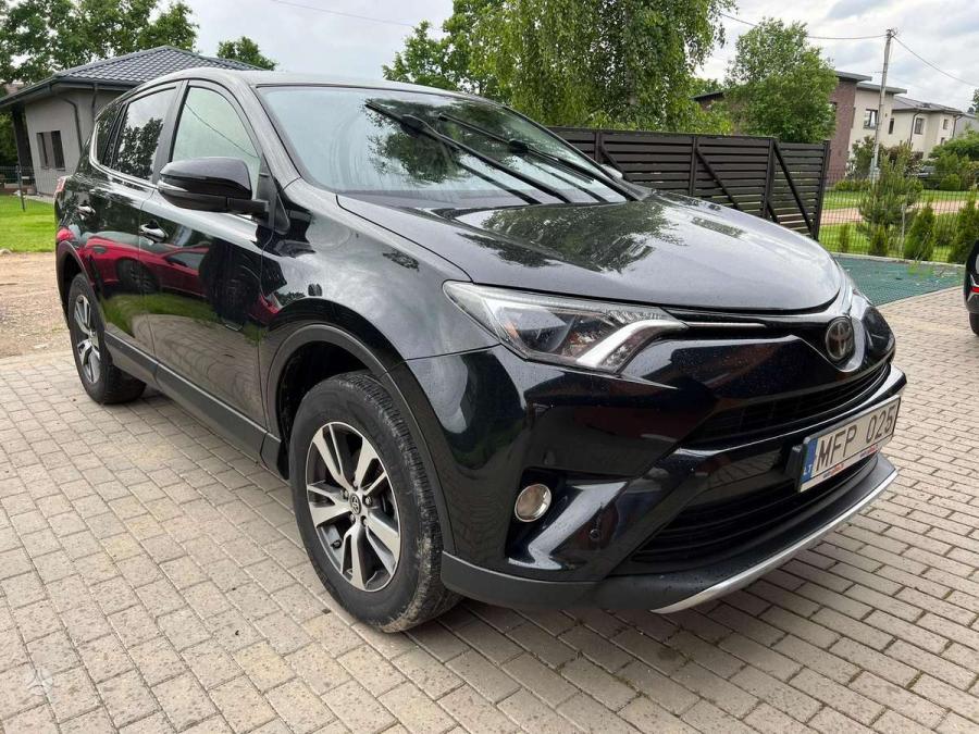 Melns Toyota RAV4 2018 Kauņa, ar dzinēja tilpumu 2.00 L un nobraukumu 218 tūkst. km par 12700 €, foto 1 vietnē AUTOMOTO.COM.LV