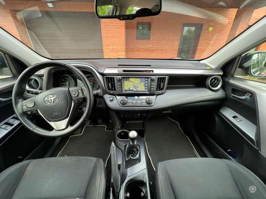 Melns Toyota RAV4 2018 Kauņa, ar dzinēja tilpumu 2.00 L un nobraukumu 218 tūkst. km par 12700 €, foto 3 vietnē AUTOMOTO.COM.LV