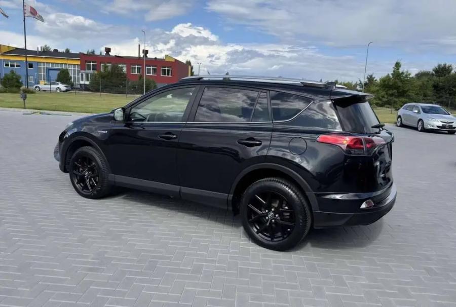 Black Toyota RAV4 2018 in Telschi, with an engine capacity of 2.50 L and mileage of 112 thousand km for 17490 €, photo 7 on AUTOMOTO.COM.LV