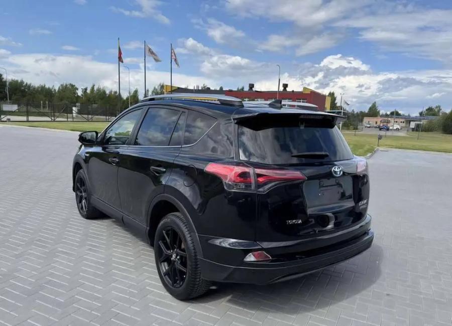 Black Toyota RAV4 2018 in Telschi, with an engine capacity of 2.50 L and mileage of 112 thousand km for 17490 €, photo 8 on AUTOMOTO.COM.LV
