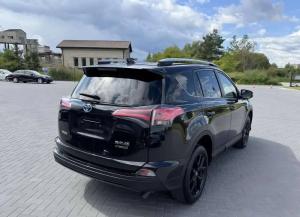 Black Toyota RAV4 2018 in Telschi, with an engine capacity of 2.50 L and mileage of 112 thousand km for 17490 €, photo 9 on AUTOMOTO.COM.LV