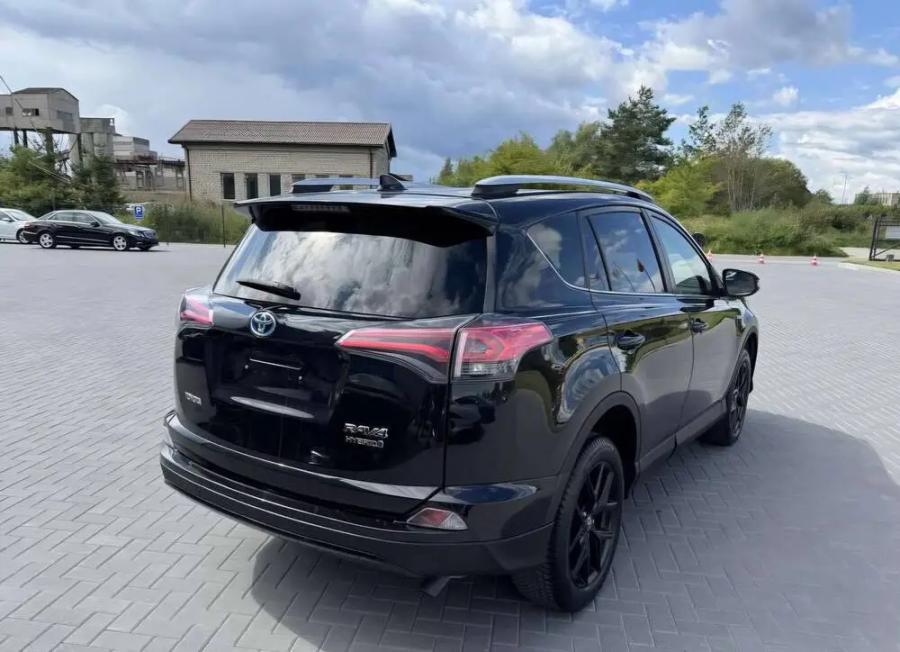 Black Toyota RAV4 2018 in Telschi, with an engine capacity of 2.50 L and mileage of 112 thousand km for 17490 €, photo 9 on AUTOMOTO.COM.LV