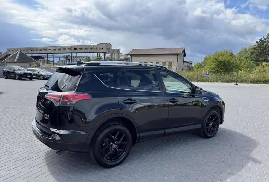 Black Toyota RAV4 2018 in Telschi, with an engine capacity of 2.50 L and mileage of 112 thousand km for 17490 €, photo 10 on AUTOMOTO.COM.LV