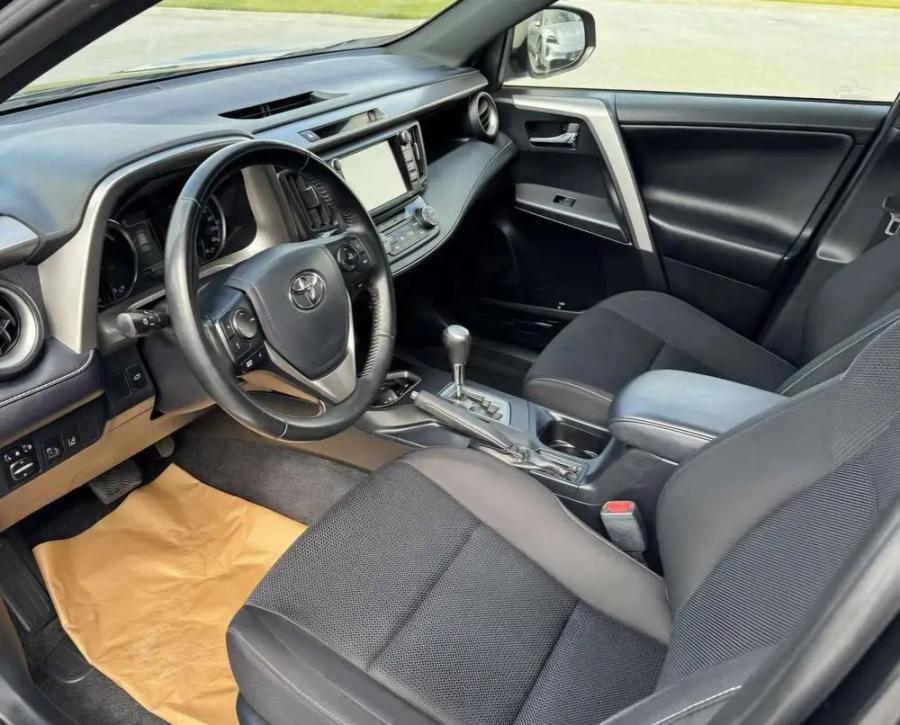 Black Toyota RAV4 2018 in Telschi, with an engine capacity of 2.50 L and mileage of 112 thousand km for 17490 €, photo 12 on AUTOMOTO.COM.LV