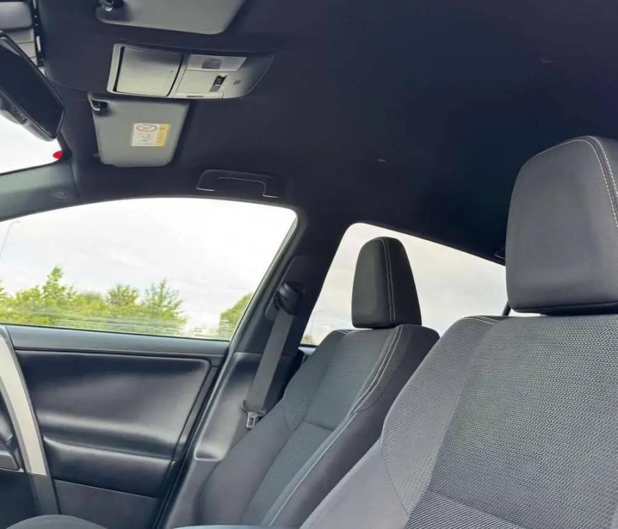 Black Toyota RAV4 2018 in Telschi, with an engine capacity of 2.50 L and mileage of 112 thousand km for 17490 €, photo 13 on AUTOMOTO.COM.LV