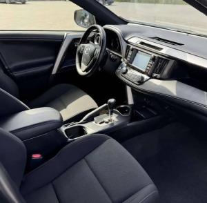 Black Toyota RAV4 2018 in Telschi, with an engine capacity of 2.50 L and mileage of 112 thousand km for 17490 €, photo 14 on AUTOMOTO.COM.LV