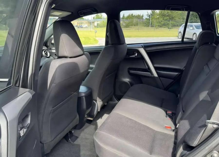 Black Toyota RAV4 2018 in Telschi, with an engine capacity of 2.50 L and mileage of 112 thousand km for 17490 €, photo 15 on AUTOMOTO.COM.LV