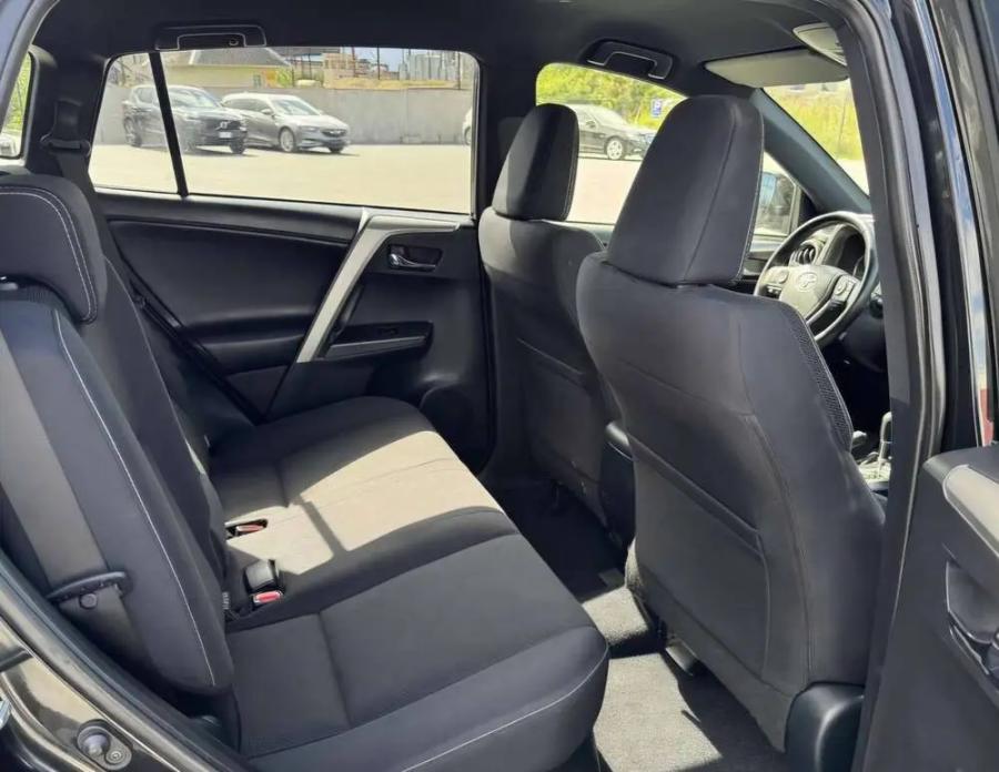 Black Toyota RAV4 2018 in Telschi, with an engine capacity of 2.50 L and mileage of 112 thousand km for 17490 €, photo 16 on AUTOMOTO.COM.LV