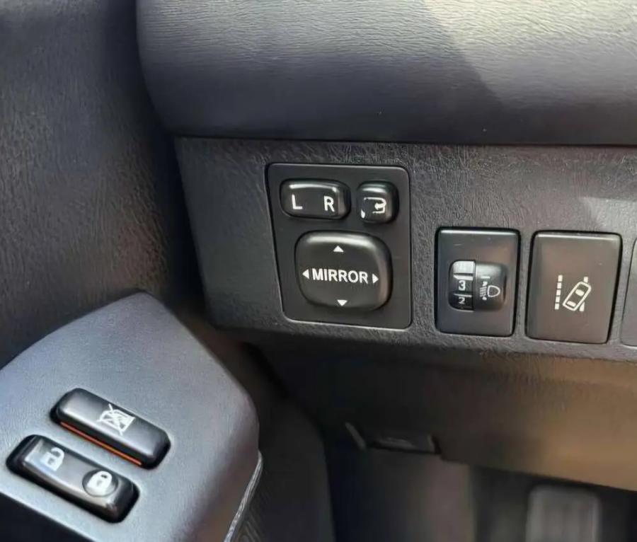 Black Toyota RAV4 2018 in Telschi, with an engine capacity of 2.50 L and mileage of 112 thousand km for 17490 €, photo 19 on AUTOMOTO.COM.LV