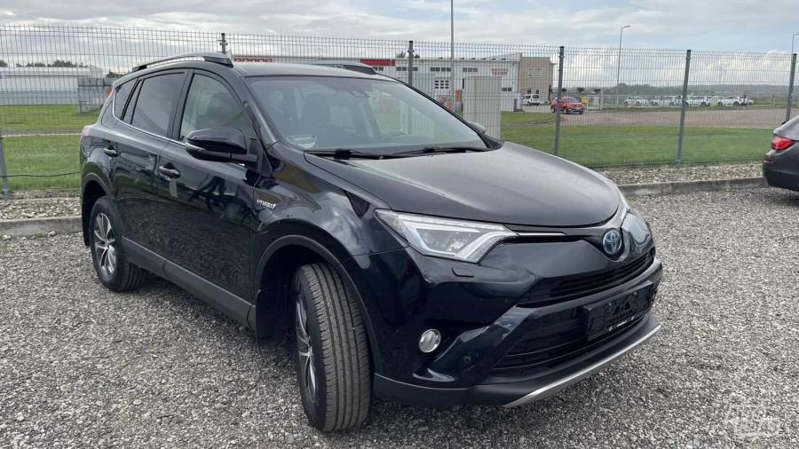 Black Toyota RAV4 2018 in Marijampole, with an engine capacity of 2.50 L and mileage of 172 thousand km for 16900 €, photo 8 on AUTOMOTO.COM.LV