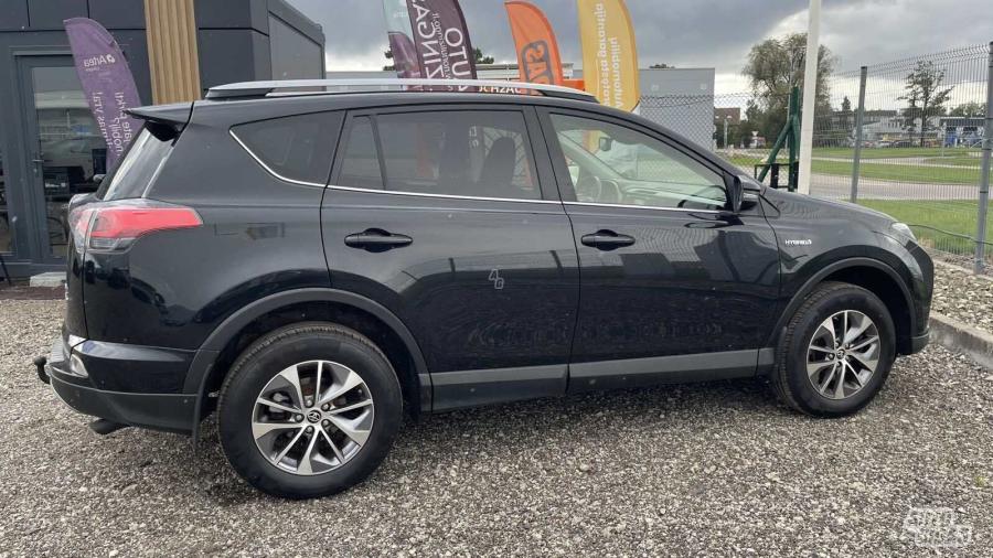 Black Toyota RAV4 2018 in Marijampole, with an engine capacity of 2.50 L and mileage of 172 thousand km for 16900 €, photo 9 on AUTOMOTO.COM.LV