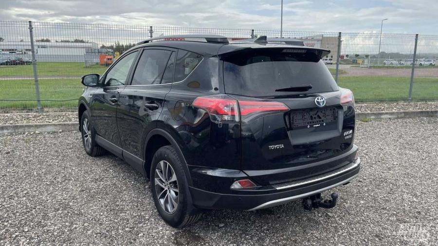Black Toyota RAV4 2018 in Marijampole, with an engine capacity of 2.50 L and mileage of 172 thousand km for 16900 €, photo 12 on AUTOMOTO.COM.LV
