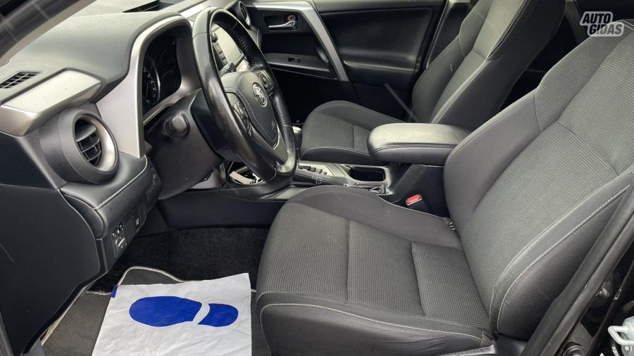 Black Toyota RAV4 2018 in Marijampole, with an engine capacity of 2.50 L and mileage of 172 thousand km for 16900 €, photo 14 on AUTOMOTO.COM.LV
