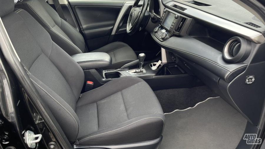 Black Toyota RAV4 2018 in Marijampole, with an engine capacity of 2.50 L and mileage of 172 thousand km for 16900 €, photo 17 on AUTOMOTO.COM.LV