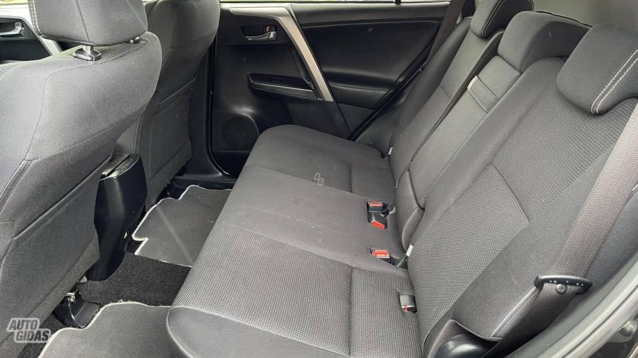 Black Toyota RAV4 2018 in Marijampole, with an engine capacity of 2.50 L and mileage of 172 thousand km for 16900 €, photo 19 on AUTOMOTO.COM.LV