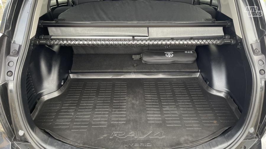 Black Toyota RAV4 2018 in Marijampole, with an engine capacity of 2.50 L and mileage of 172 thousand km for 16900 €, photo 35 on AUTOMOTO.COM.LV