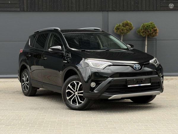 Black Toyota RAV4 2018 in Siauliai, with an engine capacity of 2.49 L and mileage of 152 thousand km for 17700 €, photo 1 on AUTOMOTO.COM.LV