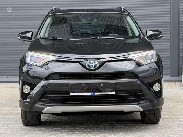 Black Toyota RAV4 2018 in Siauliai, with an engine capacity of 2.49 L and mileage of 152 thousand km for 17700 €, photo 3 on AUTOMOTO.COM.LV