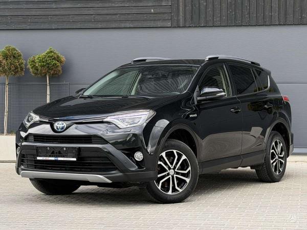 Black Toyota RAV4 2018 in Siauliai, with an engine capacity of 2.49 L and mileage of 152 thousand km for 17700 €, photo 4 on AUTOMOTO.COM.LV