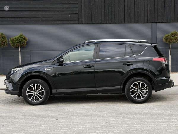 Black Toyota RAV4 2018 in Siauliai, with an engine capacity of 2.49 L and mileage of 152 thousand km for 17700 €, photo 5 on AUTOMOTO.COM.LV