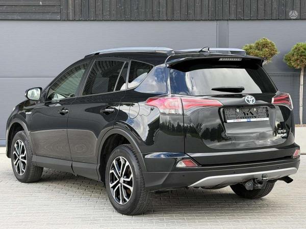 Black Toyota RAV4 2018 in Siauliai, with an engine capacity of 2.49 L and mileage of 152 thousand km for 17700 €, photo 6 on AUTOMOTO.COM.LV