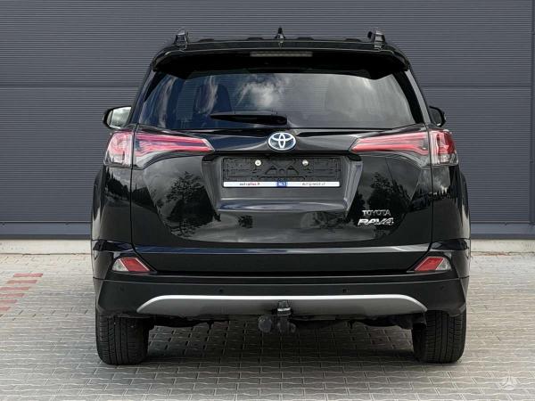 Black Toyota RAV4 2018 in Siauliai, with an engine capacity of 2.49 L and mileage of 152 thousand km for 17700 €, photo 7 on AUTOMOTO.COM.LV