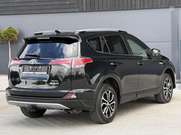 Black Toyota RAV4 2018 in Siauliai, with an engine capacity of 2.49 L and mileage of 152 thousand km for 17700 €, photo 8 on AUTOMOTO.COM.LV