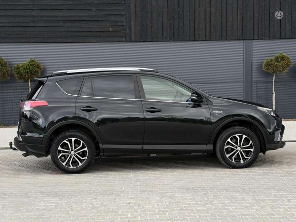 Black Toyota RAV4 2018 in Siauliai, with an engine capacity of 2.49 L and mileage of 152 thousand km for 17700 €, photo 9 on AUTOMOTO.COM.LV
