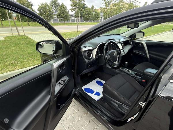 Black Toyota RAV4 2018 in Siauliai, with an engine capacity of 2.49 L and mileage of 152 thousand km for 17700 €, photo 10 on AUTOMOTO.COM.LV