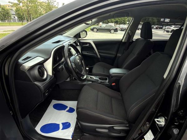Black Toyota RAV4 2018 in Siauliai, with an engine capacity of 2.49 L and mileage of 152 thousand km for 17700 €, photo 11 on AUTOMOTO.COM.LV
