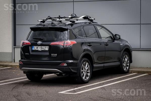 Toyota RAV4 2018 Rīga vietnē Melns Toyota RAV4 2018 Rīga, ar dzinēja tilpumu 2.50 L un nobraukumu 207 tūkst. km par 17990 €, foto 5 vietnē AUTOMOTO.COM.LV