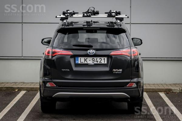 Toyota RAV4 2018 Rīga vietnē Melns Toyota RAV4 2018 Rīga, ar dzinēja tilpumu 2.50 L un nobraukumu 207 tūkst. km par 17990 €, foto 6 vietnē AUTOMOTO.COM.LV
