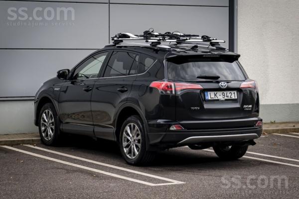 Toyota RAV4 2018 Rīga vietnē Melns Toyota RAV4 2018 Rīga, ar dzinēja tilpumu 2.50 L un nobraukumu 207 tūkst. km par 17990 €, foto 7 vietnē AUTOMOTO.COM.LV